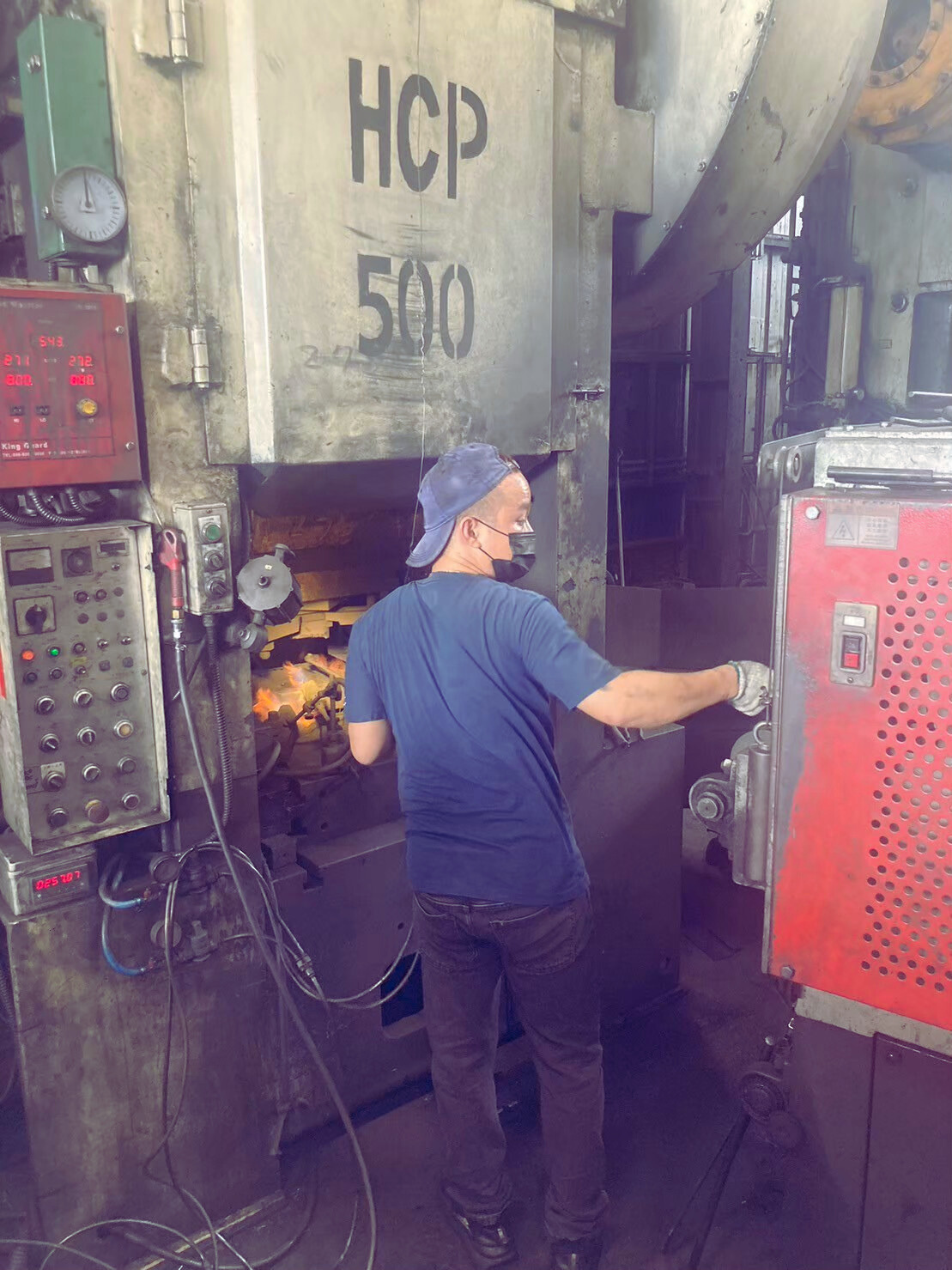 Hot forging machine 500 tons - 梧桐精密工業有限公司